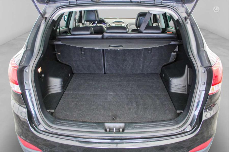 Black Hyundai ix35 2010 in Kaunas, with an engine capacity of 2.00 L and mileage of 289 thousand km for 5490 €, photo 17 on AUTOMOTO.COM.LV