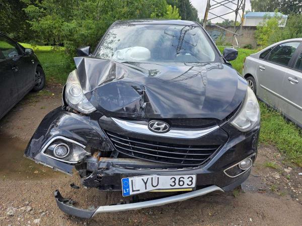 Melns Hyundai ix35 2010 Viļņa, ar dzinēja tilpumu 2.00 L un nobraukumu 300 tūkst. km par 1300 €, foto 2 vietnē AUTOMOTO.COM.LV