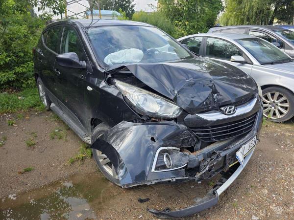 Melns Hyundai ix35 2010 Viļņa, ar dzinēja tilpumu 2.00 L un nobraukumu 300 tūkst. km par 1300 €, foto 3 vietnē AUTOMOTO.COM.LV