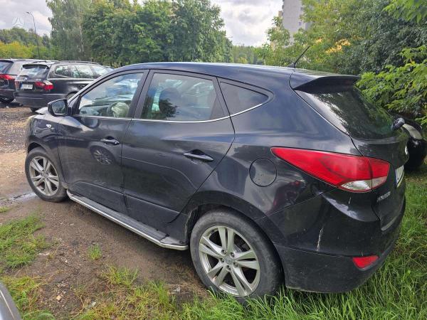 Melns Hyundai ix35 2010 Viļņa, ar dzinēja tilpumu 2.00 L un nobraukumu 300 tūkst. km par 1300 €, foto 5 vietnē AUTOMOTO.COM.LV