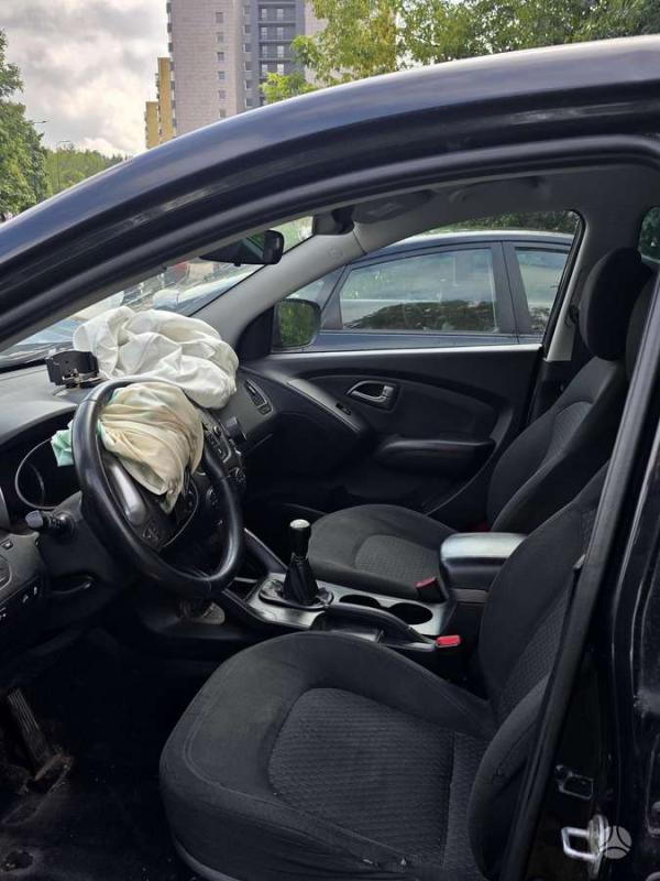 Melns Hyundai ix35 2010 Viļņa, ar dzinēja tilpumu 2.00 L un nobraukumu 300 tūkst. km par 1300 €, foto 6 vietnē AUTOMOTO.COM.LV
