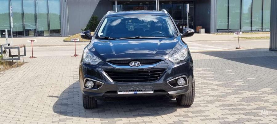 Black Hyundai ix35 2010 in Siauliai, with an engine capacity of 2.00 L and mileage of 178 thousand km for 5100 €, photo 3 on AUTOMOTO.COM.LV