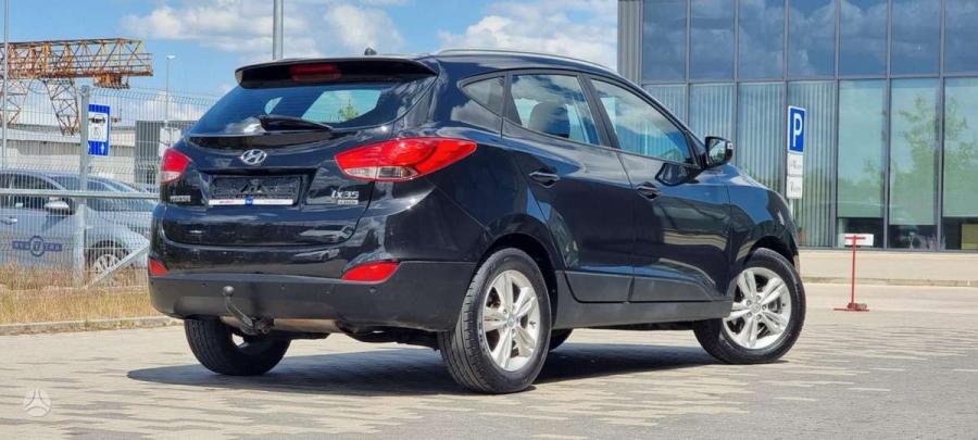 Black Hyundai ix35 2010 in Siauliai, with an engine capacity of 2.00 L and mileage of 178 thousand km for 5100 €, photo 5 on AUTOMOTO.COM.LV