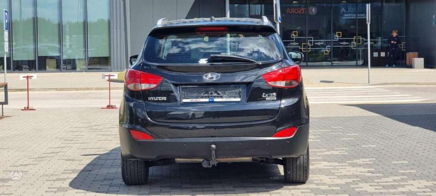 Black Hyundai ix35 2010 in Siauliai, with an engine capacity of 2.00 L and mileage of 178 thousand km for 5100 €, photo 7 on AUTOMOTO.COM.LV