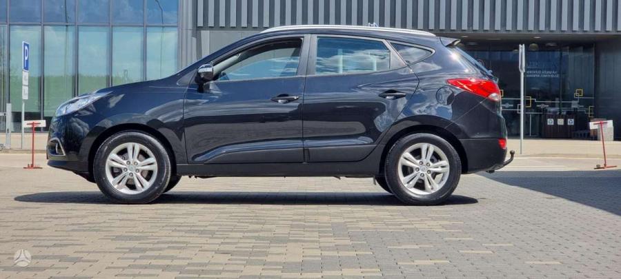 Black Hyundai ix35 2010 in Siauliai, with an engine capacity of 2.00 L and mileage of 178 thousand km for 5100 €, photo 9 on AUTOMOTO.COM.LV