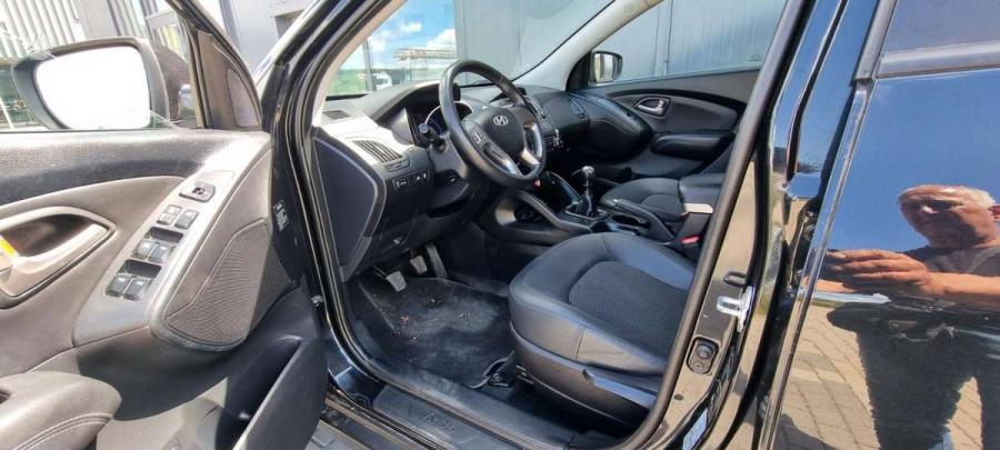 Black Hyundai ix35 2010 in Siauliai, with an engine capacity of 2.00 L and mileage of 178 thousand km for 5100 €, photo 10 on AUTOMOTO.COM.LV