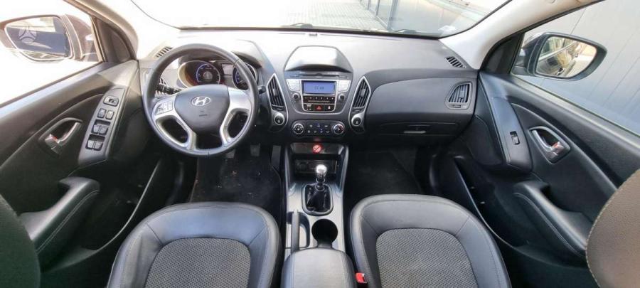 Black Hyundai ix35 2010 in Siauliai, with an engine capacity of 2.00 L and mileage of 178 thousand km for 5100 €, photo 11 on AUTOMOTO.COM.LV