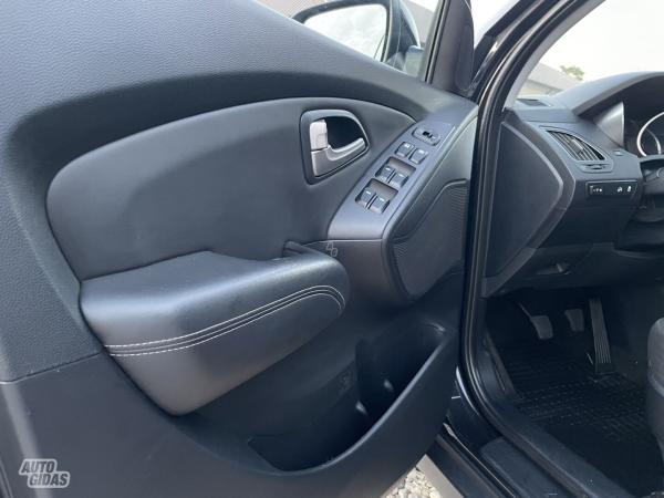 Black Hyundai ix35 2010 in Klaipeda, with an engine capacity of 1.60 L and mileage of 322 thousand km for 4300 €, photo 10 on AUTOMOTO.COM.LV