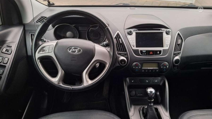 Black Hyundai ix35 2011 in Vilnius, with an engine capacity of 1.59 L and mileage of 138 thousand km for 5950 €, photo 17 on AUTOMOTO.COM.LV
