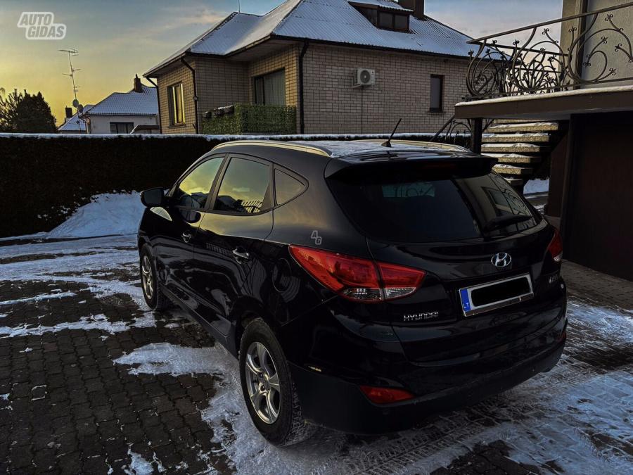Black Hyundai ix35 2011 in Vilkaviskis, with an engine capacity of 2.00 L and mileage of 132 thousand km for 5000 €, photo 2 on AUTOMOTO.COM.LV
