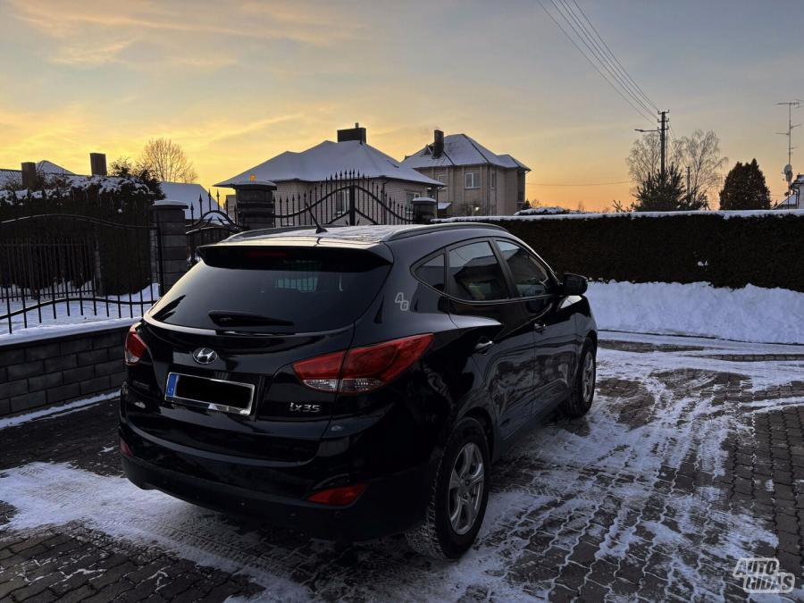 Black Hyundai ix35 2011 in Vilkaviskis, with an engine capacity of 2.00 L and mileage of 132 thousand km for 5000 €, photo 4 on AUTOMOTO.COM.LV