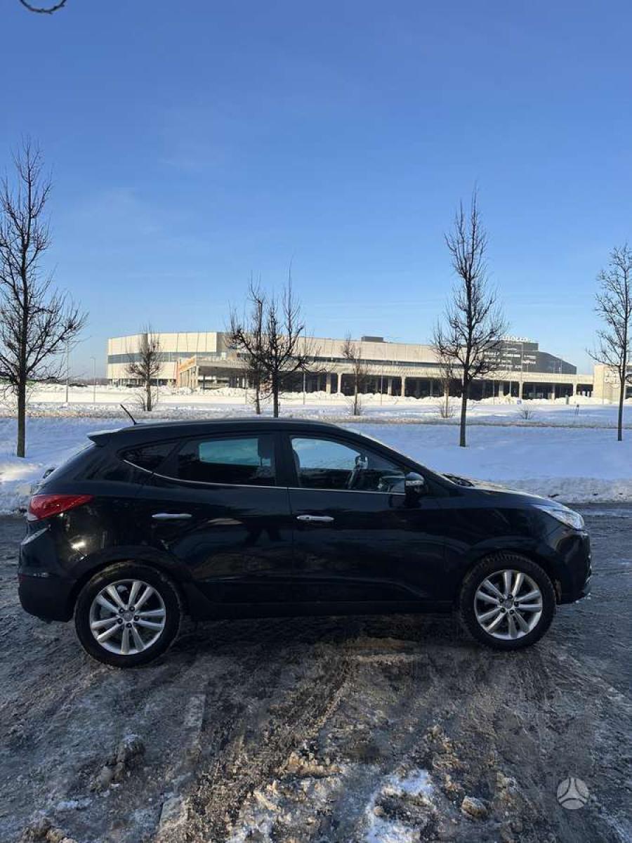Melns Hyundai ix35 2011 Viļņa, ar dzinēja tilpumu 2.00 L un nobraukumu 191 tūkst. km par 5500 €, foto 4 vietnē AUTOMOTO.COM.LV