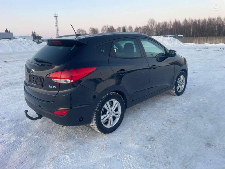 Melns Hyundai ix35 2011 Panevēža, ar dzinēja tilpumu 2.00 L un nobraukumu 260 tūkst. km par 4650 €, foto 4 vietnē AUTOMOTO.COM.LV