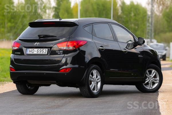 Melns Hyundai ix35 2011 Jelgava, ar dzinēja tilpumu 1.70 L un nobraukumu 226 tūkst. km par 4850 €, foto 6 vietnē AUTOMOTO.COM.LV