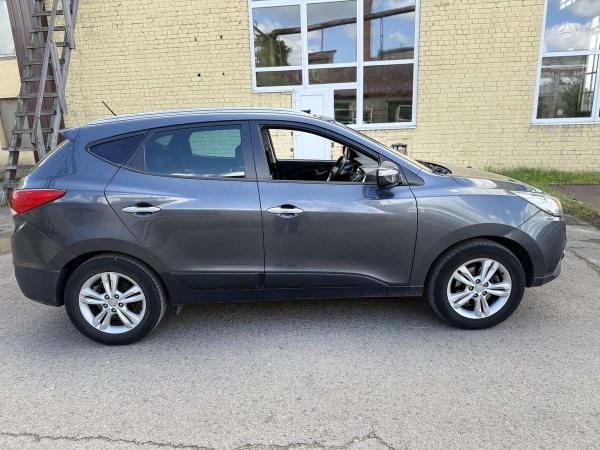 Black Hyundai ix35 2011 in Kaunas, with an engine capacity of 1.69 L and mileage of 232 thousand km for 4350 €, photo 6 on AUTOMOTO.COM.LV