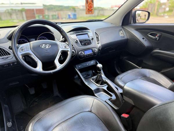 Black Hyundai ix35 2011 in Kaunas, with an engine capacity of 1.69 L and mileage of 232 thousand km for 4350 €, photo 8 on AUTOMOTO.COM.LV