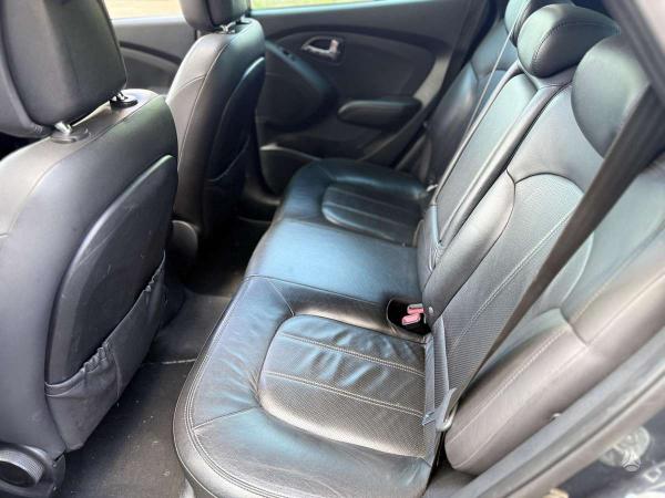 Black Hyundai ix35 2011 in Kaunas, with an engine capacity of 1.69 L and mileage of 232 thousand km for 4350 €, photo 9 on AUTOMOTO.COM.LV