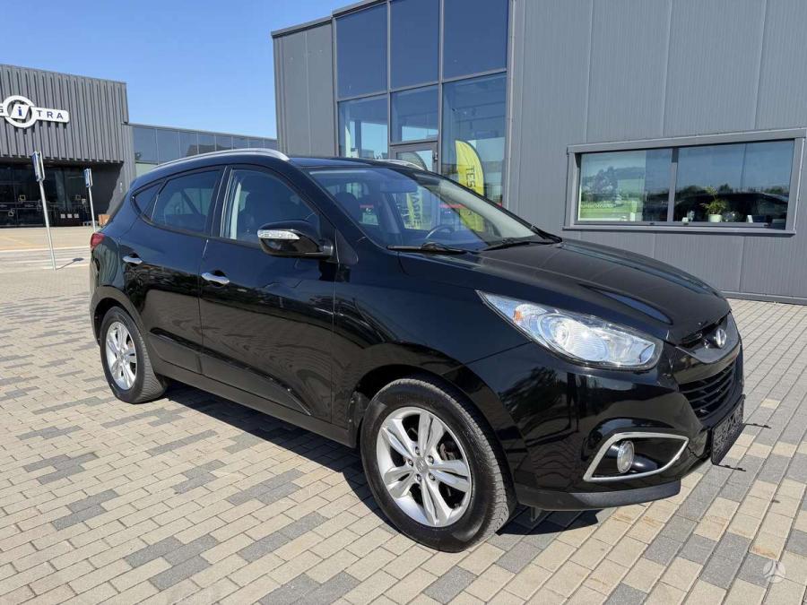 Black Hyundai ix35 2011 in Siauliai, with an engine capacity of 2.00 L and mileage of 253 thousand km for 4450 €, photo 1 on AUTOMOTO.COM.LV