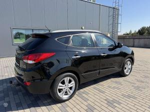 Black Hyundai ix35 2011 in Siauliai, with an engine capacity of 2.00 L and mileage of 253 thousand km for 4450 €, photo 3 on AUTOMOTO.COM.LV