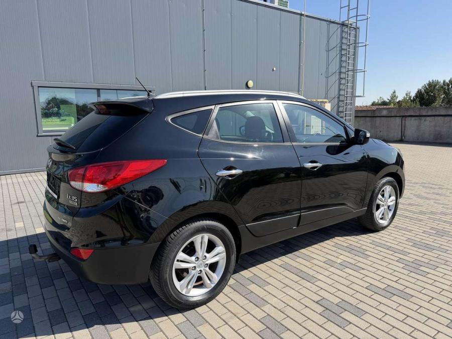 Black Hyundai ix35 2011 in Siauliai, with an engine capacity of 2.00 L and mileage of 253 thousand km for 4450 €, photo 3 on AUTOMOTO.COM.LV