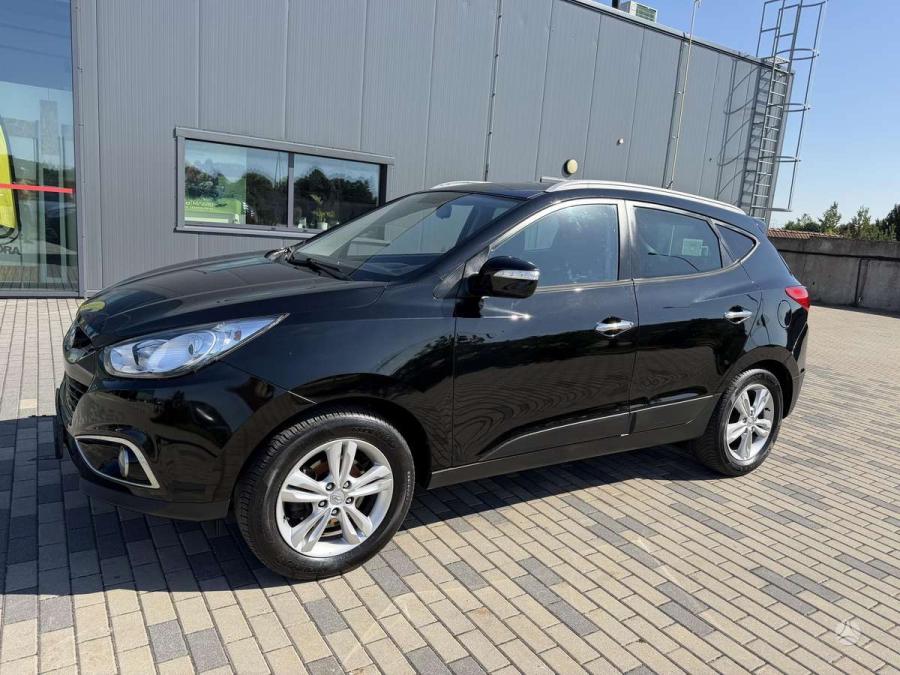 Black Hyundai ix35 2011 in Siauliai, with an engine capacity of 2.00 L and mileage of 253 thousand km for 4450 €, photo 4 on AUTOMOTO.COM.LV