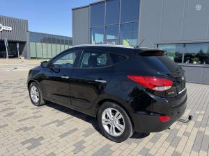 Black Hyundai ix35 2011 in Siauliai, with an engine capacity of 2.00 L and mileage of 253 thousand km for 4450 €, photo 5 on AUTOMOTO.COM.LV