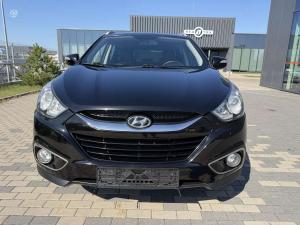 Black Hyundai ix35 2011 in Siauliai, with an engine capacity of 2.00 L and mileage of 253 thousand km for 4450 €, photo 6 on AUTOMOTO.COM.LV