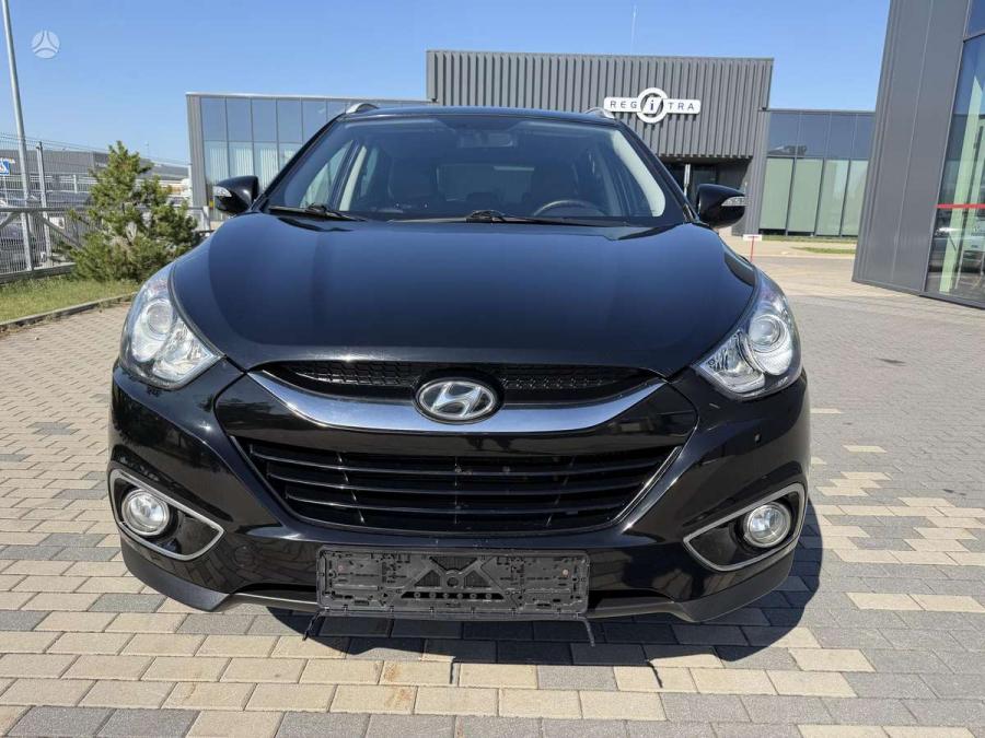 Black Hyundai ix35 2011 in Siauliai, with an engine capacity of 2.00 L and mileage of 253 thousand km for 4450 €, photo 6 on AUTOMOTO.COM.LV