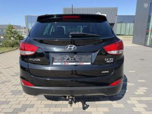 Black Hyundai ix35 2011 in Siauliai, with an engine capacity of 2.00 L and mileage of 253 thousand km for 4450 €, photo 7 on AUTOMOTO.COM.LV