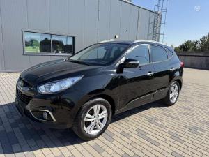 Black Hyundai ix35 2011 in Siauliai, with an engine capacity of 2.00 L and mileage of 253 thousand km for 4450 €, photo 8 on AUTOMOTO.COM.LV