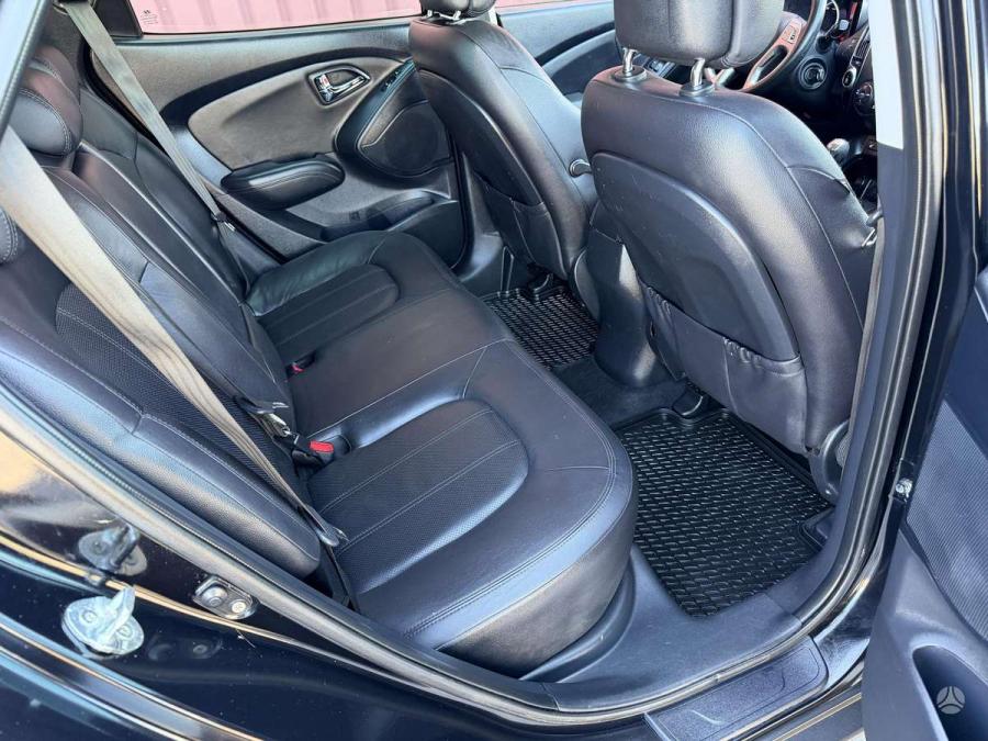 Black Hyundai ix35 2011 in Siauliai, with an engine capacity of 2.00 L and mileage of 253 thousand km for 4450 €, photo 14 on AUTOMOTO.COM.LV