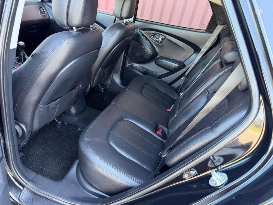 Black Hyundai ix35 2011 in Siauliai, with an engine capacity of 2.00 L and mileage of 253 thousand km for 4450 €, photo 15 on AUTOMOTO.COM.LV
