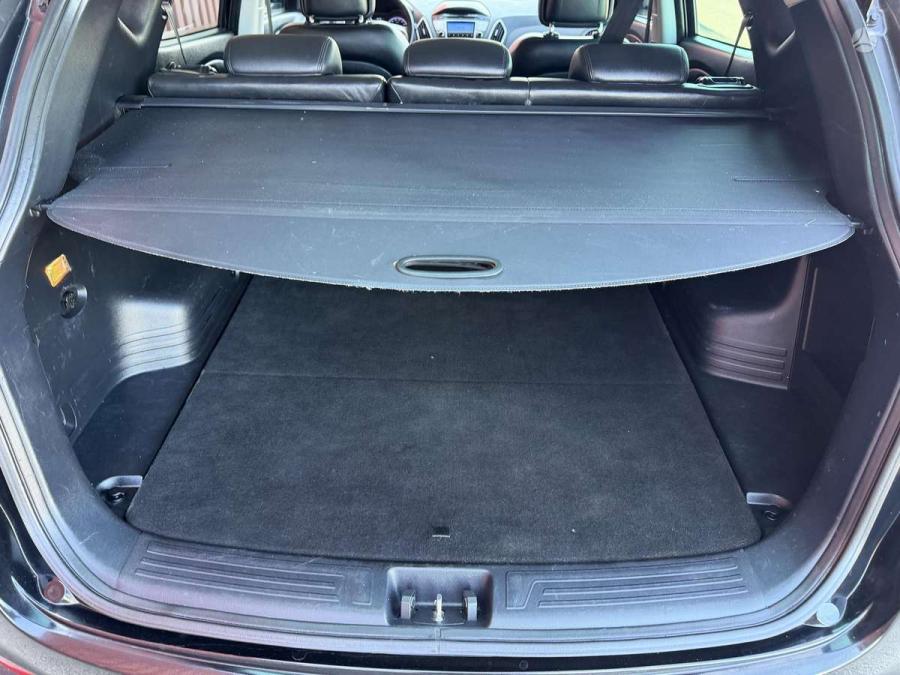 Black Hyundai ix35 2011 in Siauliai, with an engine capacity of 2.00 L and mileage of 253 thousand km for 4450 €, photo 16 on AUTOMOTO.COM.LV