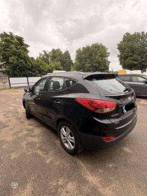 Black Hyundai ix35 2011 in Vilnius, with an engine capacity of 1.69 L and mileage of 274 thousand km for 4300 €, photo 3 on AUTOMOTO.COM.LV