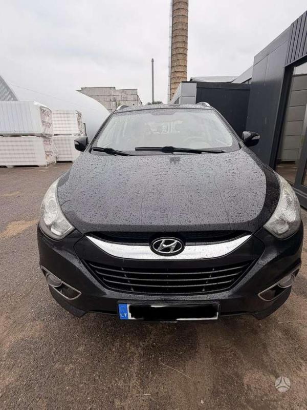 Black Hyundai ix35 2011 in Vilnius, with an engine capacity of 1.69 L and mileage of 274 thousand km for 4300 €, photo 3 on AUTOMOTO.COM.LV