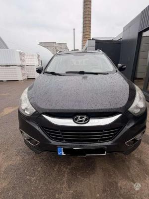 Black Hyundai ix35 2011 in Vilnius, with an engine capacity of 1.69 L and mileage of 274 thousand km for 4300 €, photo 4 on AUTOMOTO.COM.LV