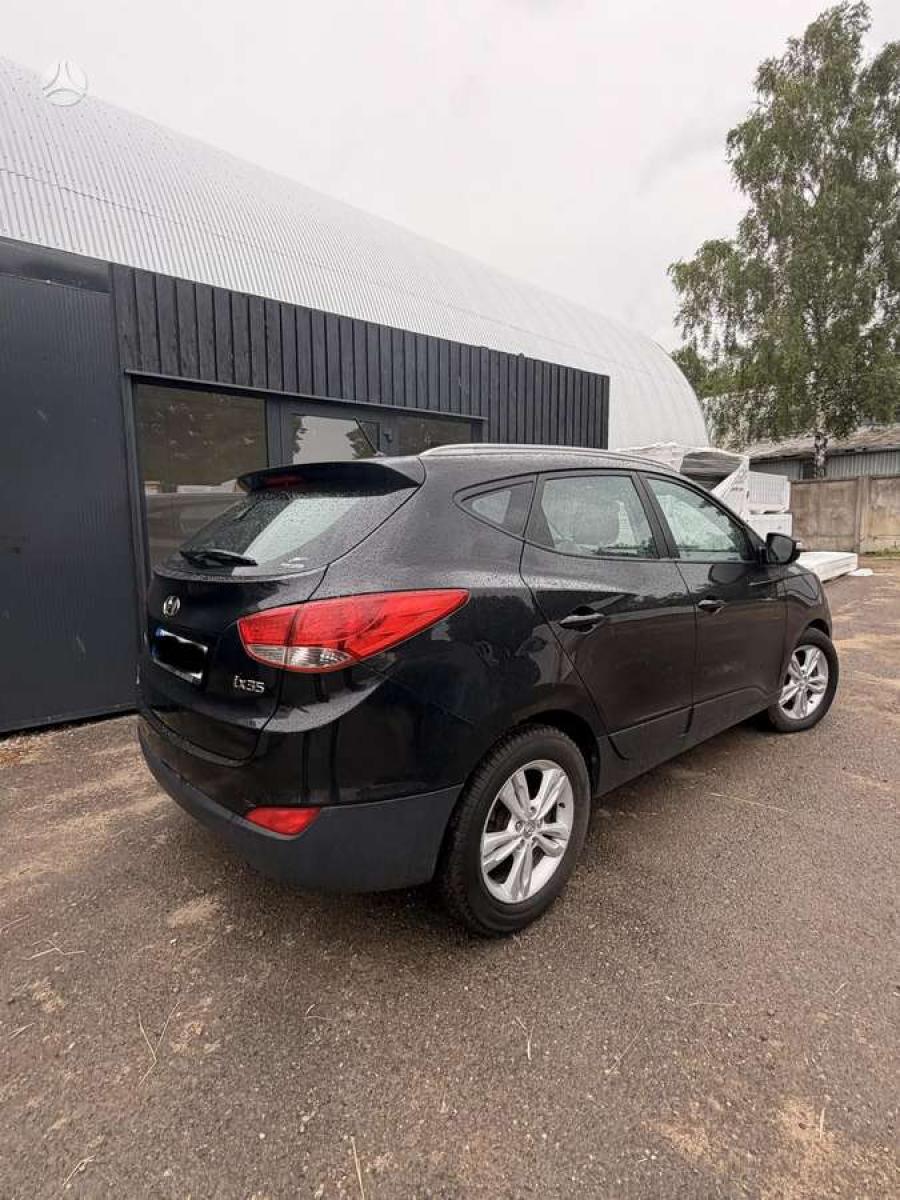 Black Hyundai ix35 2011 in Vilnius, with an engine capacity of 1.69 L and mileage of 274 thousand km for 4300 €, photo 5 on AUTOMOTO.COM.LV