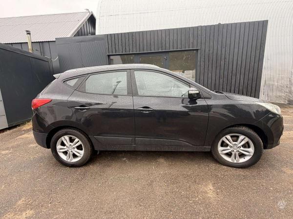 Black Hyundai ix35 2011 in Vilnius, with an engine capacity of 1.69 L and mileage of 274 thousand km for 4300 €, photo 5 on AUTOMOTO.COM.LV