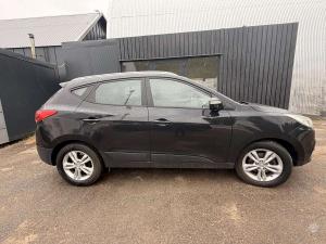 Black Hyundai ix35 2011 in Vilnius, with an engine capacity of 1.69 L and mileage of 274 thousand km for 4300 €, photo 6 on AUTOMOTO.COM.LV