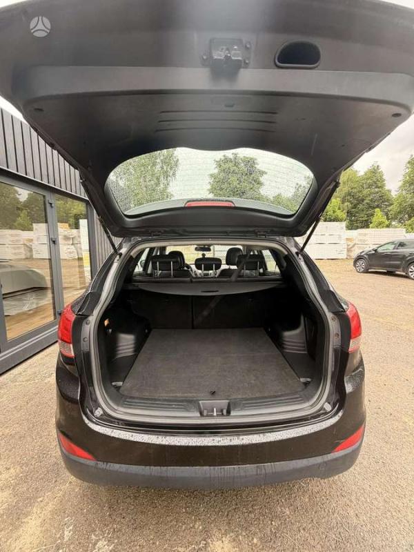Black Hyundai ix35 2011 in Vilnius, with an engine capacity of 1.69 L and mileage of 274 thousand km for 4300 €, photo 6 on AUTOMOTO.COM.LV