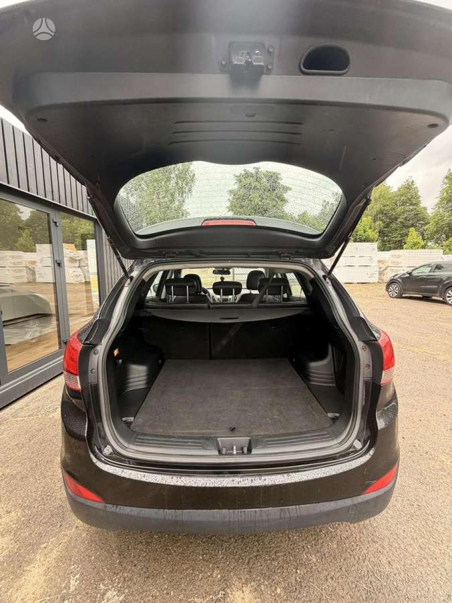 Black Hyundai ix35 2011 in Vilnius, with an engine capacity of 1.69 L and mileage of 274 thousand km for 4300 €, photo 7 on AUTOMOTO.COM.LV