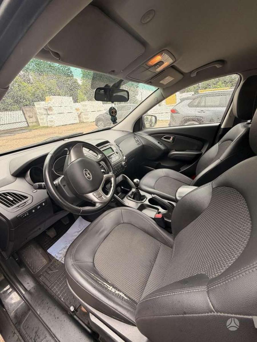 Black Hyundai ix35 2011 in Vilnius, with an engine capacity of 1.69 L and mileage of 274 thousand km for 4300 €, photo 8 on AUTOMOTO.COM.LV
