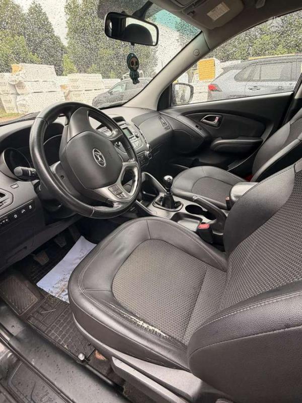Black Hyundai ix35 2011 in Vilnius, with an engine capacity of 1.69 L and mileage of 274 thousand km for 4300 €, photo 8 on AUTOMOTO.COM.LV
