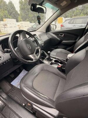 Black Hyundai ix35 2011 in Vilnius, with an engine capacity of 1.69 L and mileage of 274 thousand km for 4300 €, photo 9 on AUTOMOTO.COM.LV