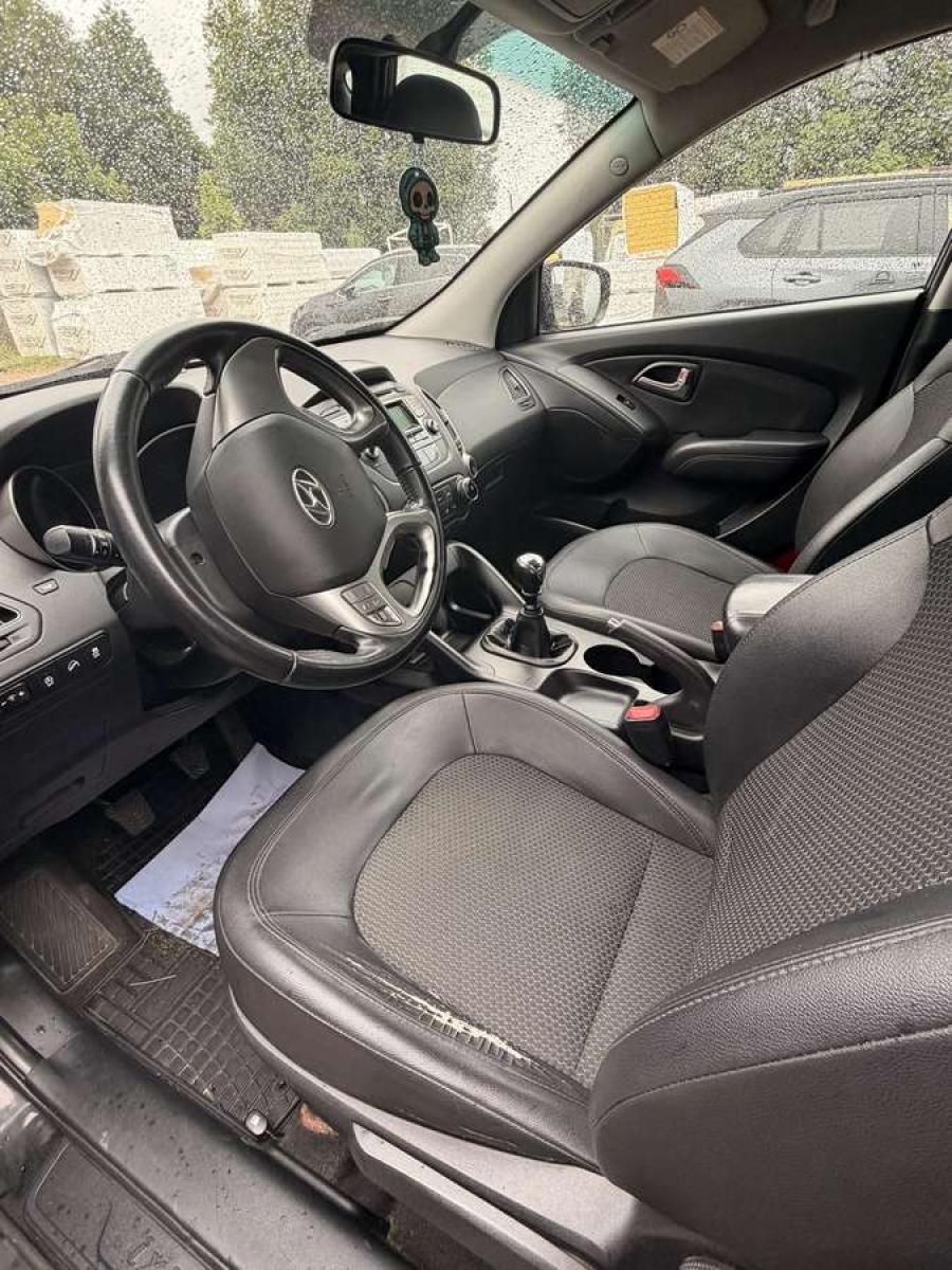 Black Hyundai ix35 2011 in Vilnius, with an engine capacity of 1.69 L and mileage of 274 thousand km for 4300 €, photo 9 on AUTOMOTO.COM.LV