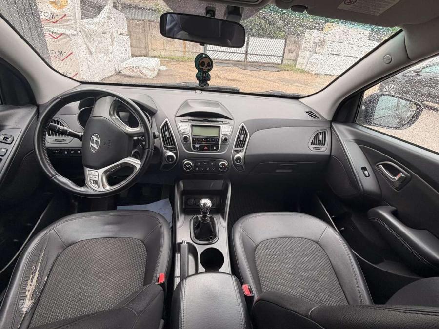 Black Hyundai ix35 2011 in Vilnius, with an engine capacity of 1.69 L and mileage of 274 thousand km for 4300 €, photo 10 on AUTOMOTO.COM.LV