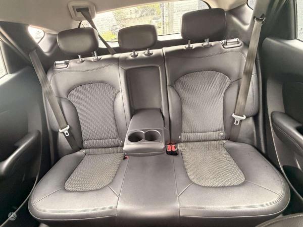 Black Hyundai ix35 2011 in Vilnius, with an engine capacity of 1.69 L and mileage of 274 thousand km for 4300 €, photo 10 on AUTOMOTO.COM.LV