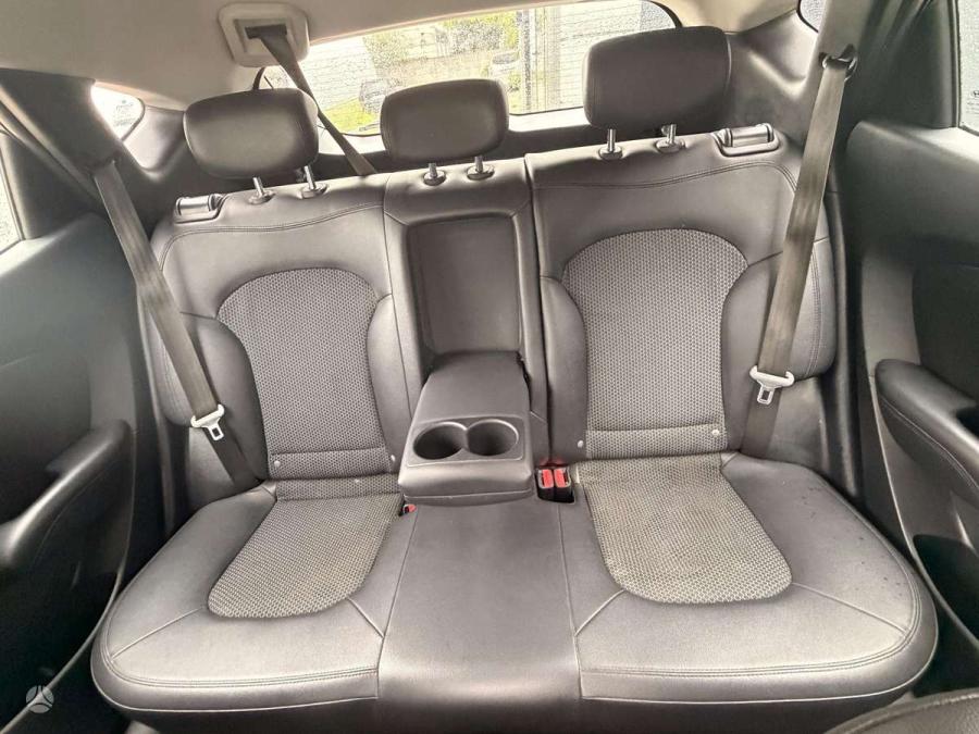 Black Hyundai ix35 2011 in Vilnius, with an engine capacity of 1.69 L and mileage of 274 thousand km for 4300 €, photo 11 on AUTOMOTO.COM.LV