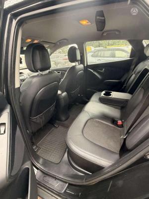 Black Hyundai ix35 2011 in Vilnius, with an engine capacity of 1.69 L and mileage of 274 thousand km for 4300 €, photo 12 on AUTOMOTO.COM.LV