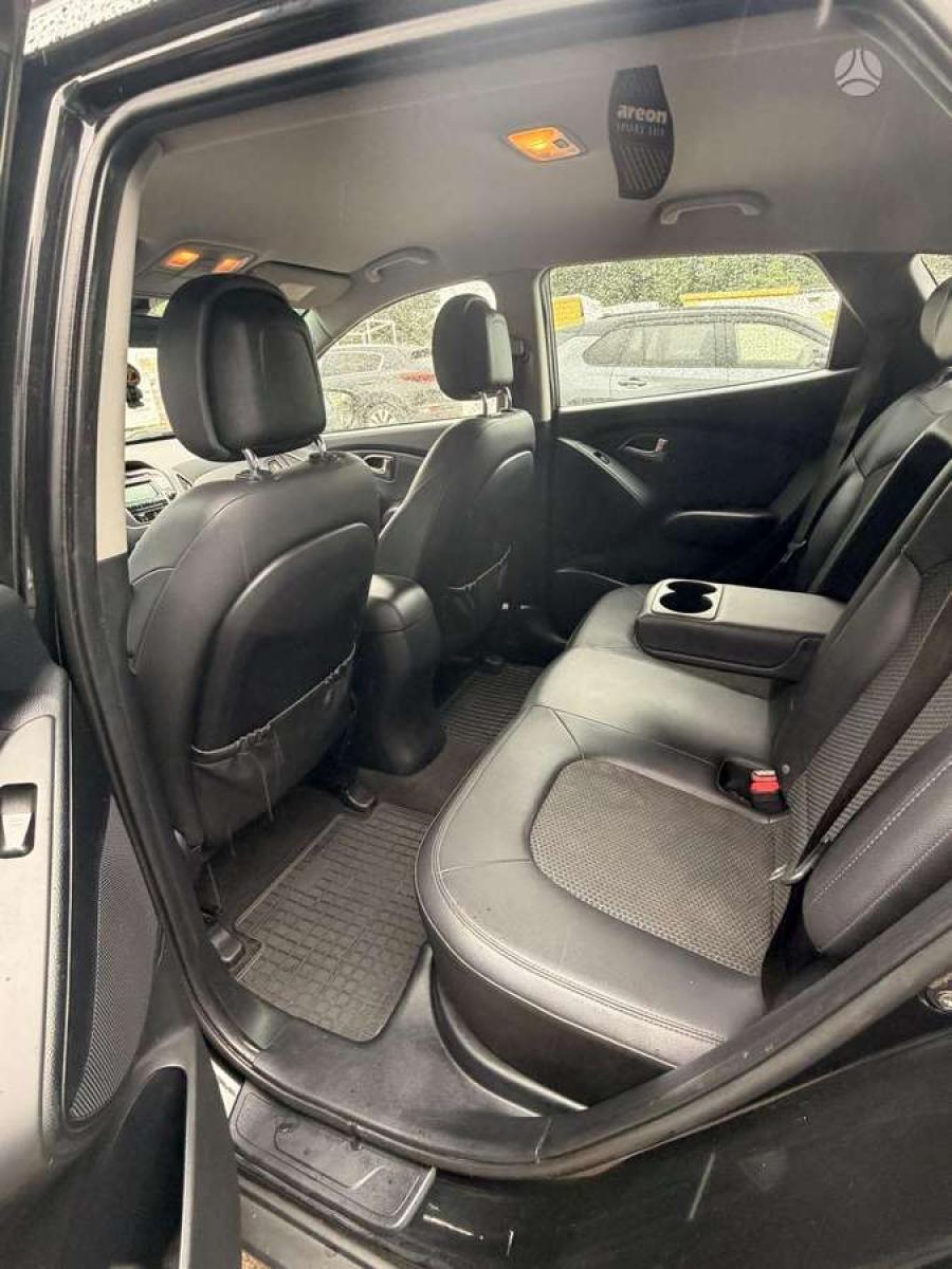 Black Hyundai ix35 2011 in Vilnius, with an engine capacity of 1.69 L and mileage of 274 thousand km for 4300 €, photo 12 on AUTOMOTO.COM.LV